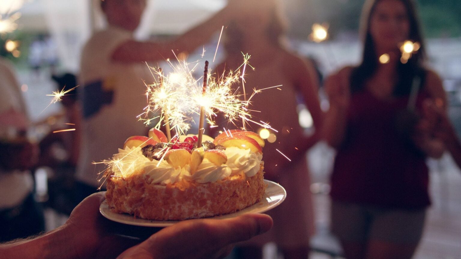 18 Undeniable Signs That Someone Is Completely Into You – RB Italia Blog